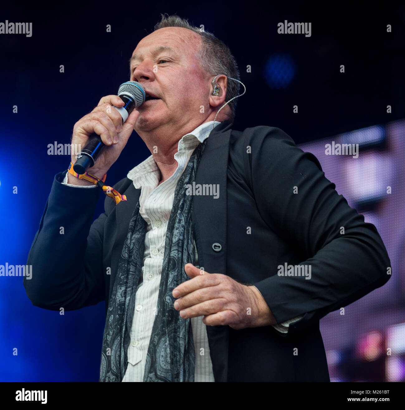 Jim Kerr (Simple Glittering Surprise on stage with Trevor Horn Band at ...