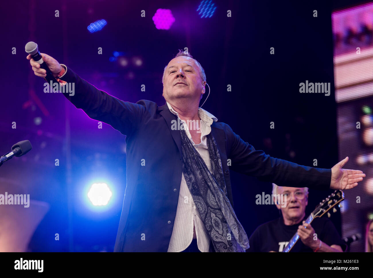 Jim Kerr (Simple Glittering Surprise on stage with Trevor Horn Band at ...