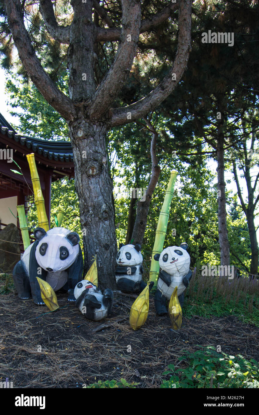 Botanical gardens Montreal type style dummies dummy sit sitting smile ...