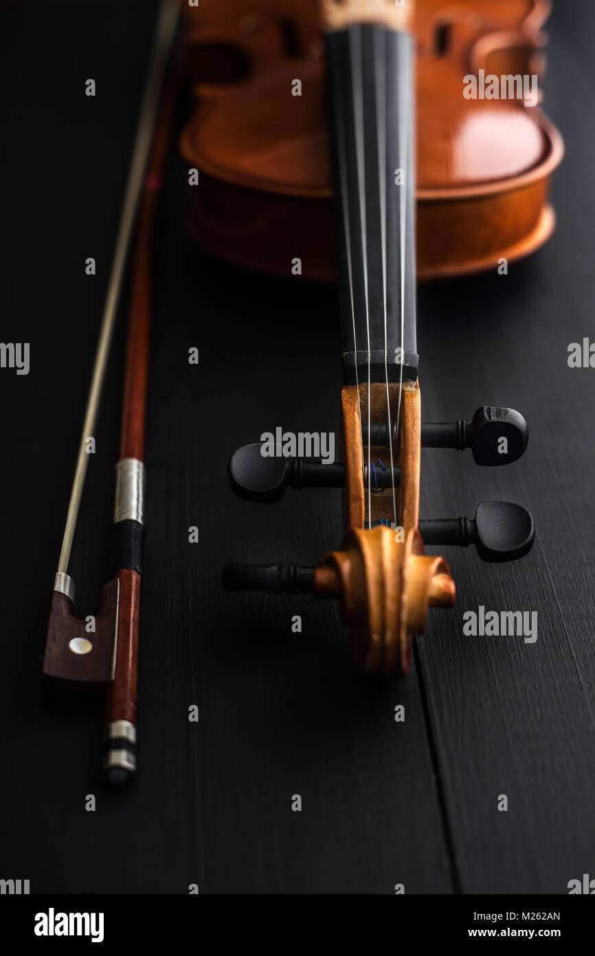 Traditional violin brown hi-res stock photography and images - Alamy