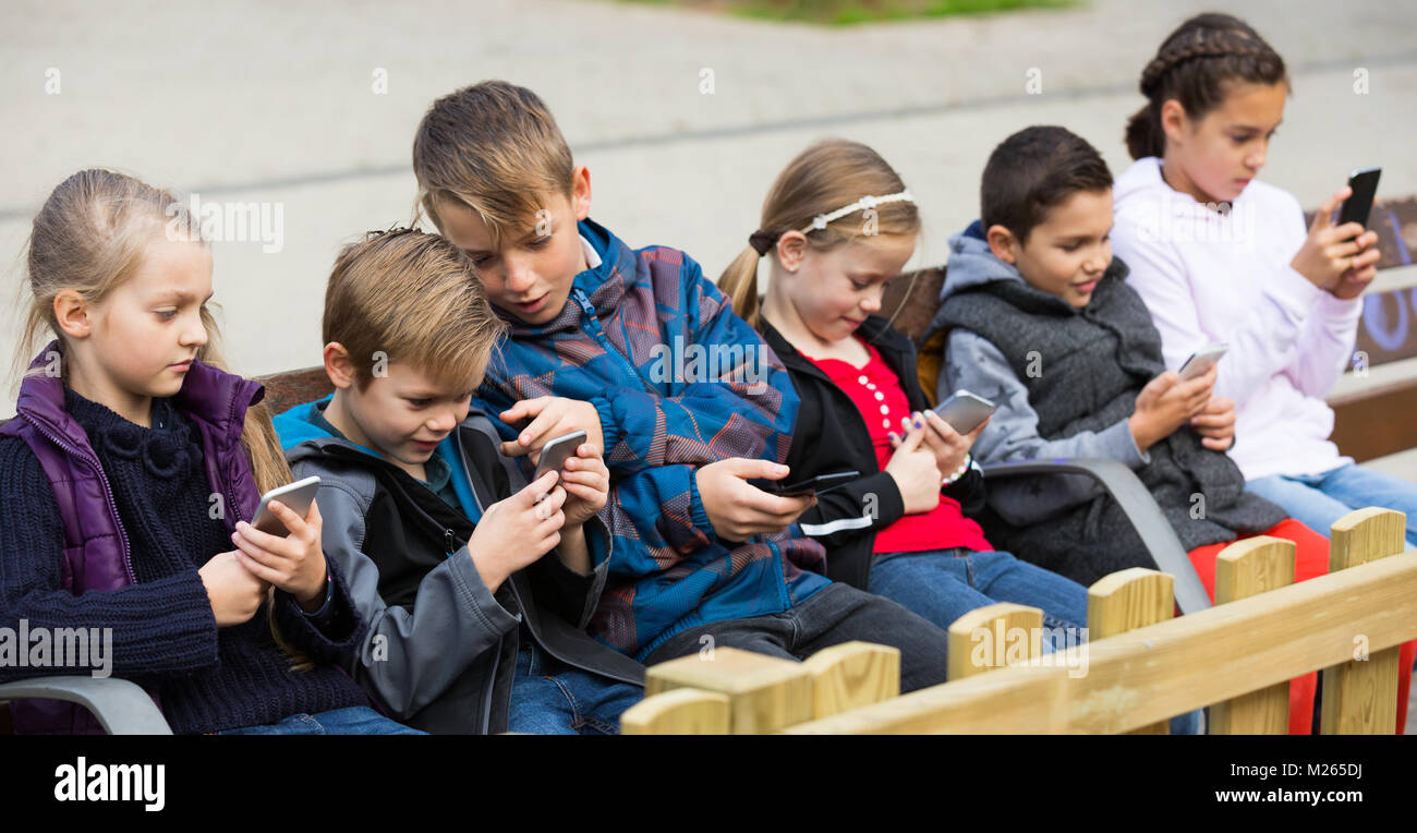 Children playing on devices hi-res stock photography and images - Alamy