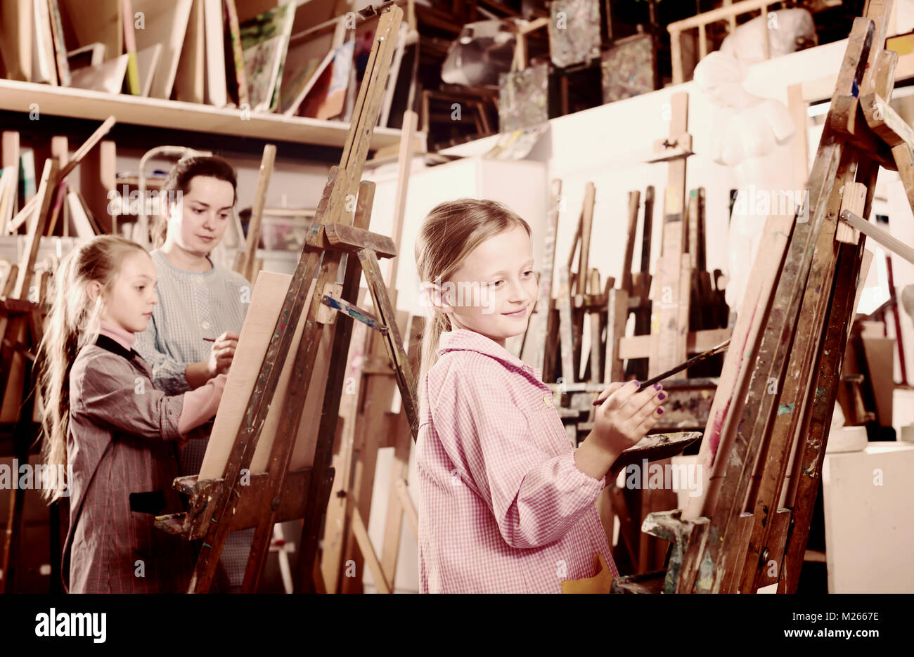Children diligently draw the lesson of drawing in the art workshop ...