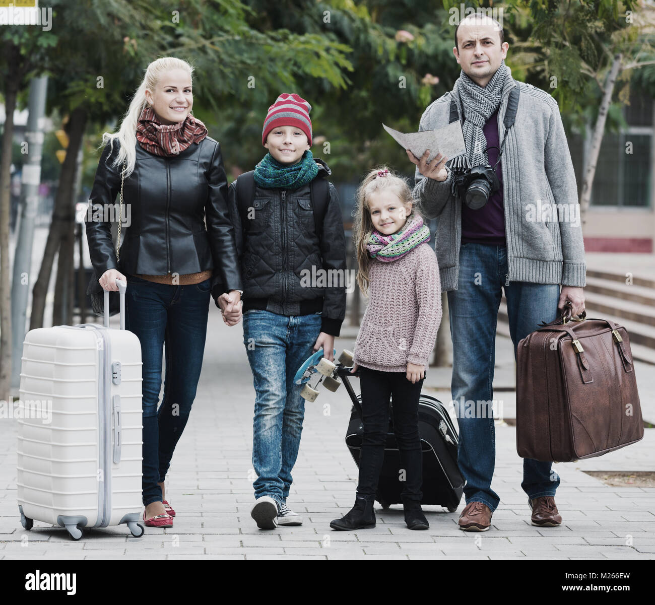 Family checking map hi-res stock photography and images - Alamy