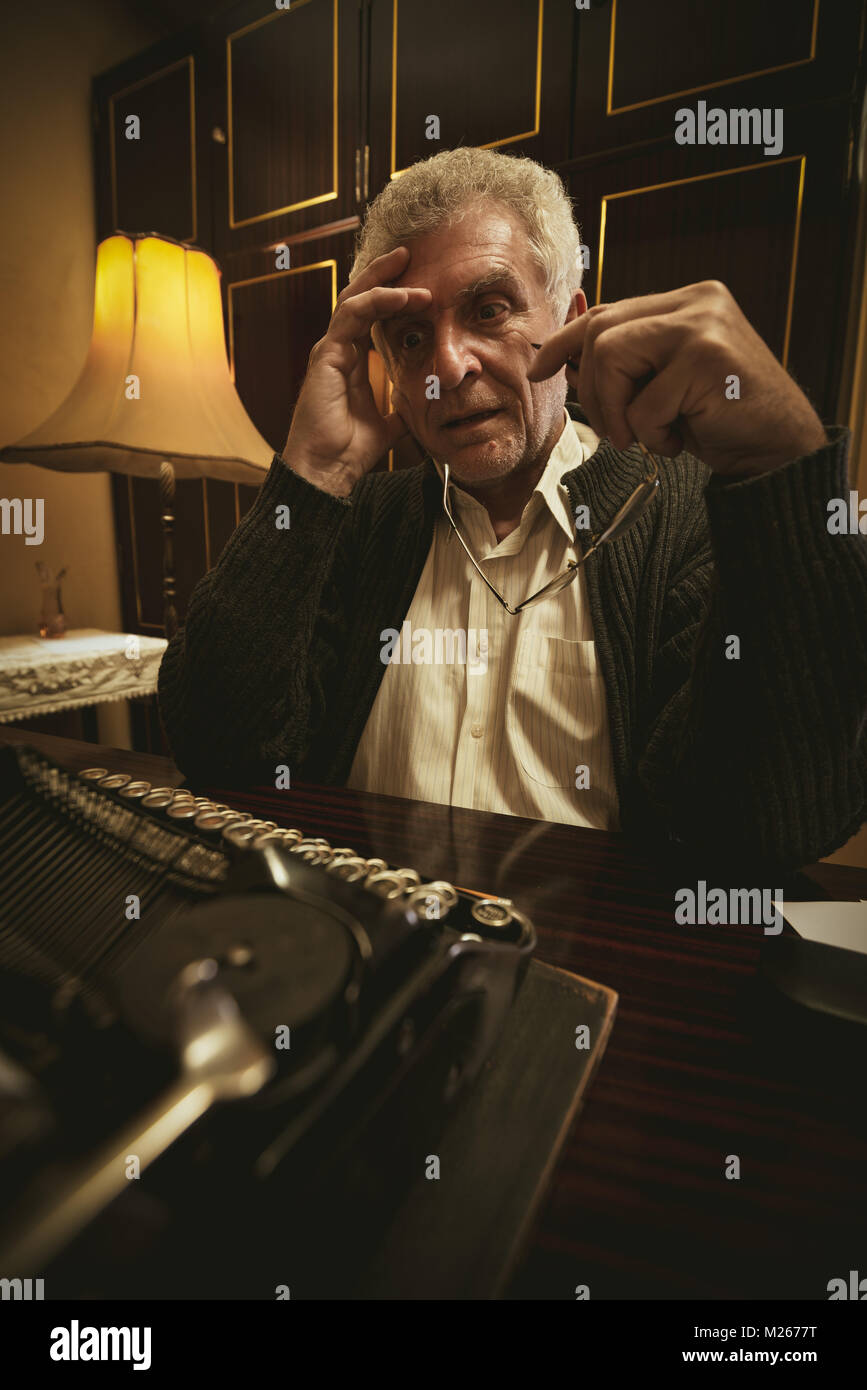 Writer desk thinking hi-res stock photography and images - Alamy