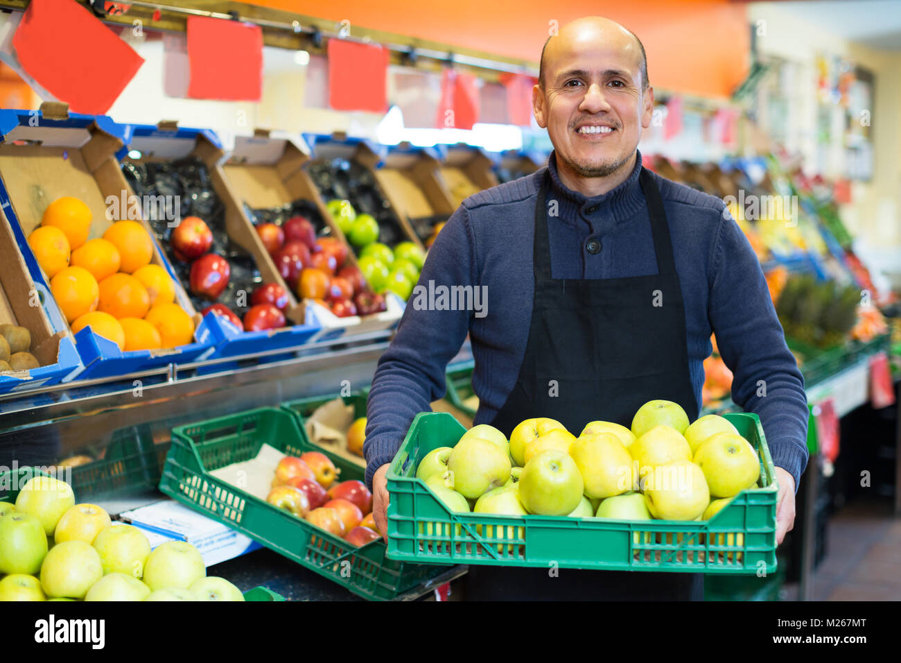 Elderly salesman working in hi-res stock photography and images - Alamy