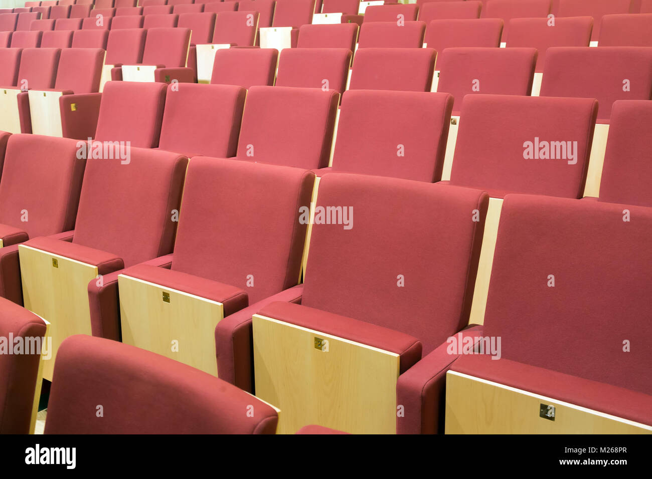 Empty lecture hall red seats hi-res stock photography and images - Alamy