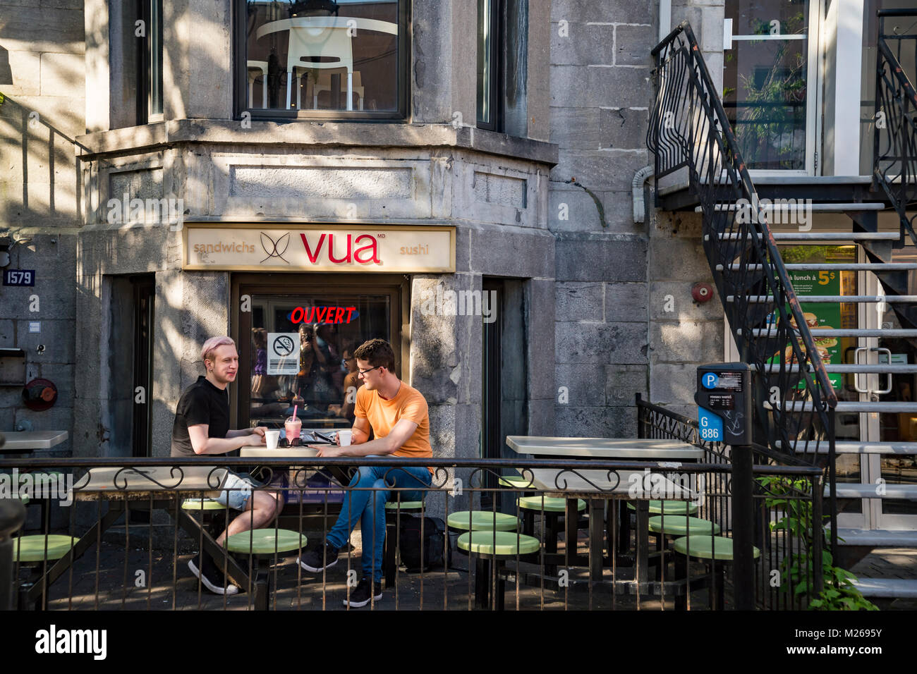Client modern cafe holding hi-res stock photography and images - Alamy