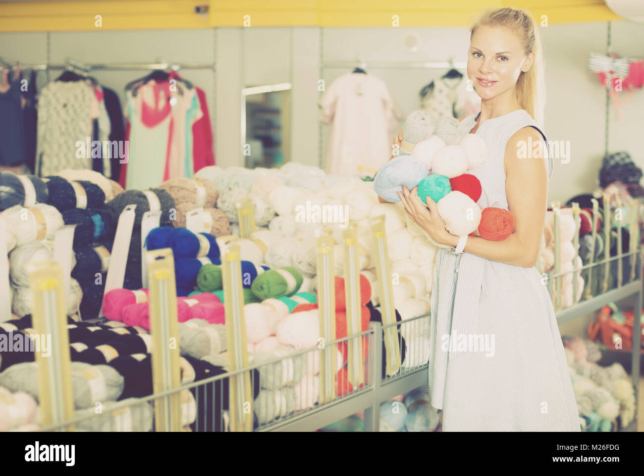 Elling woman hi-res stock photography and images - Alamy