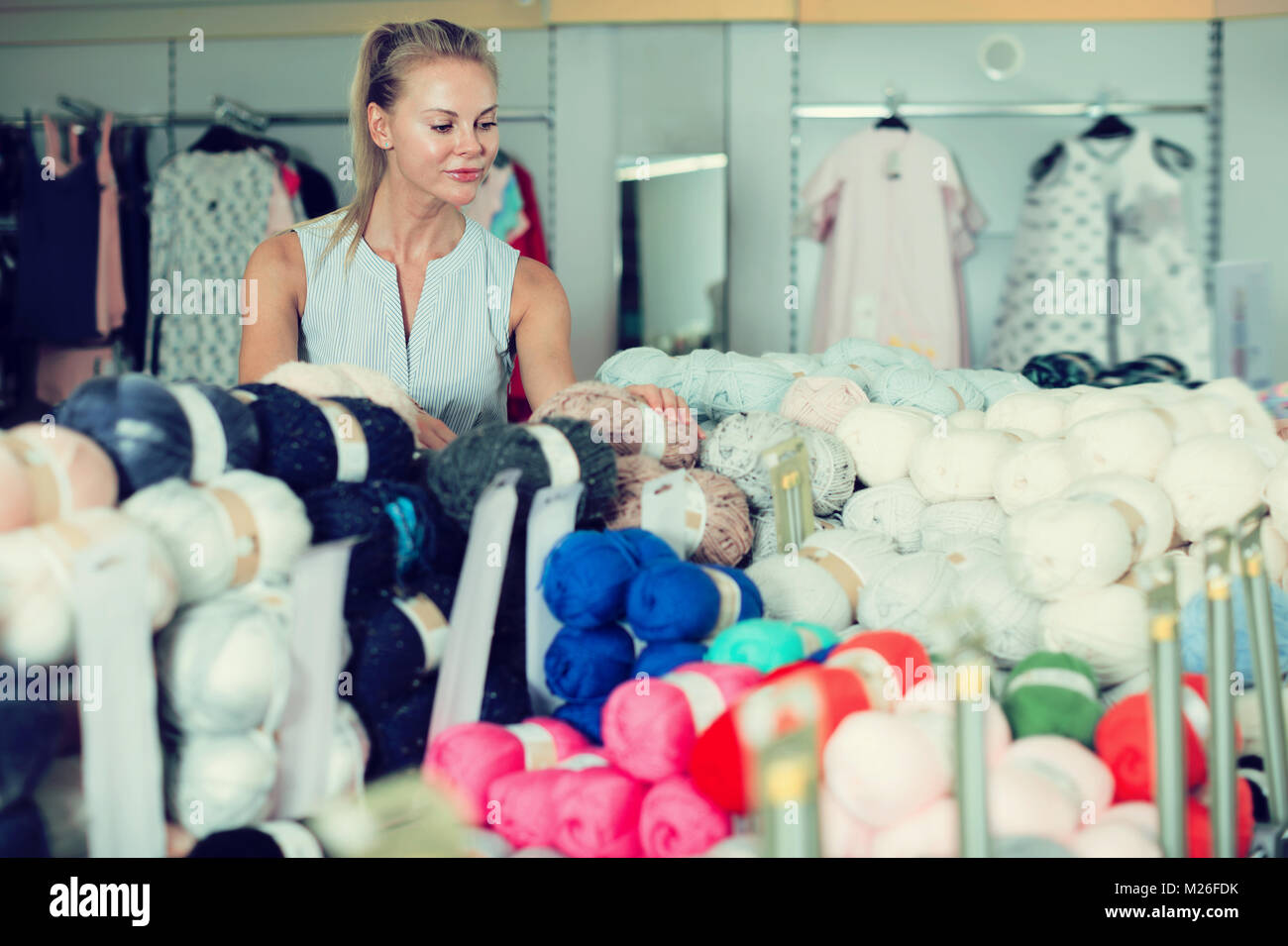 Elling woman hi-res stock photography and images - Alamy