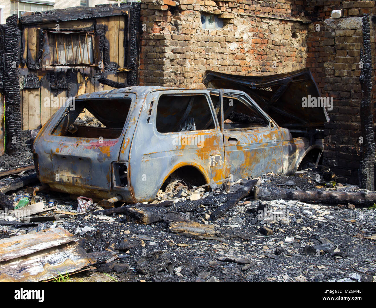 Burned garage and car Stock Photo - Alamy