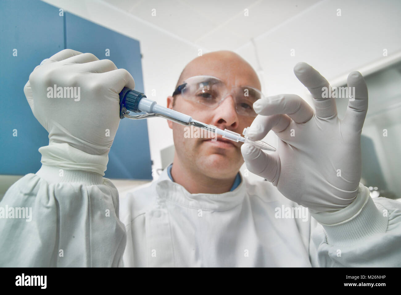 Scientist using an electron microscope hi-res stock photography and ...