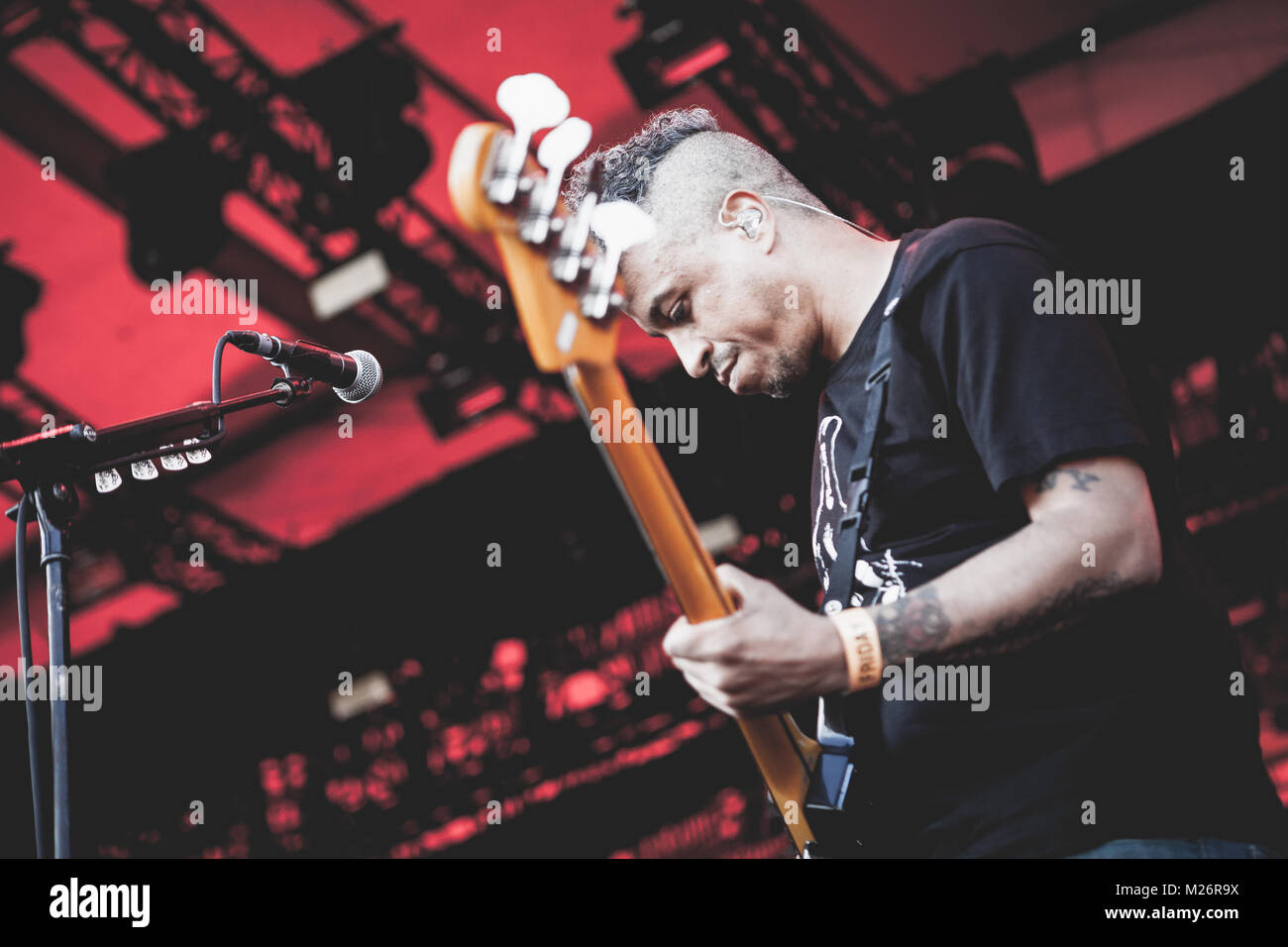 Deftones bassist hi-res stock photography and images - Alamy