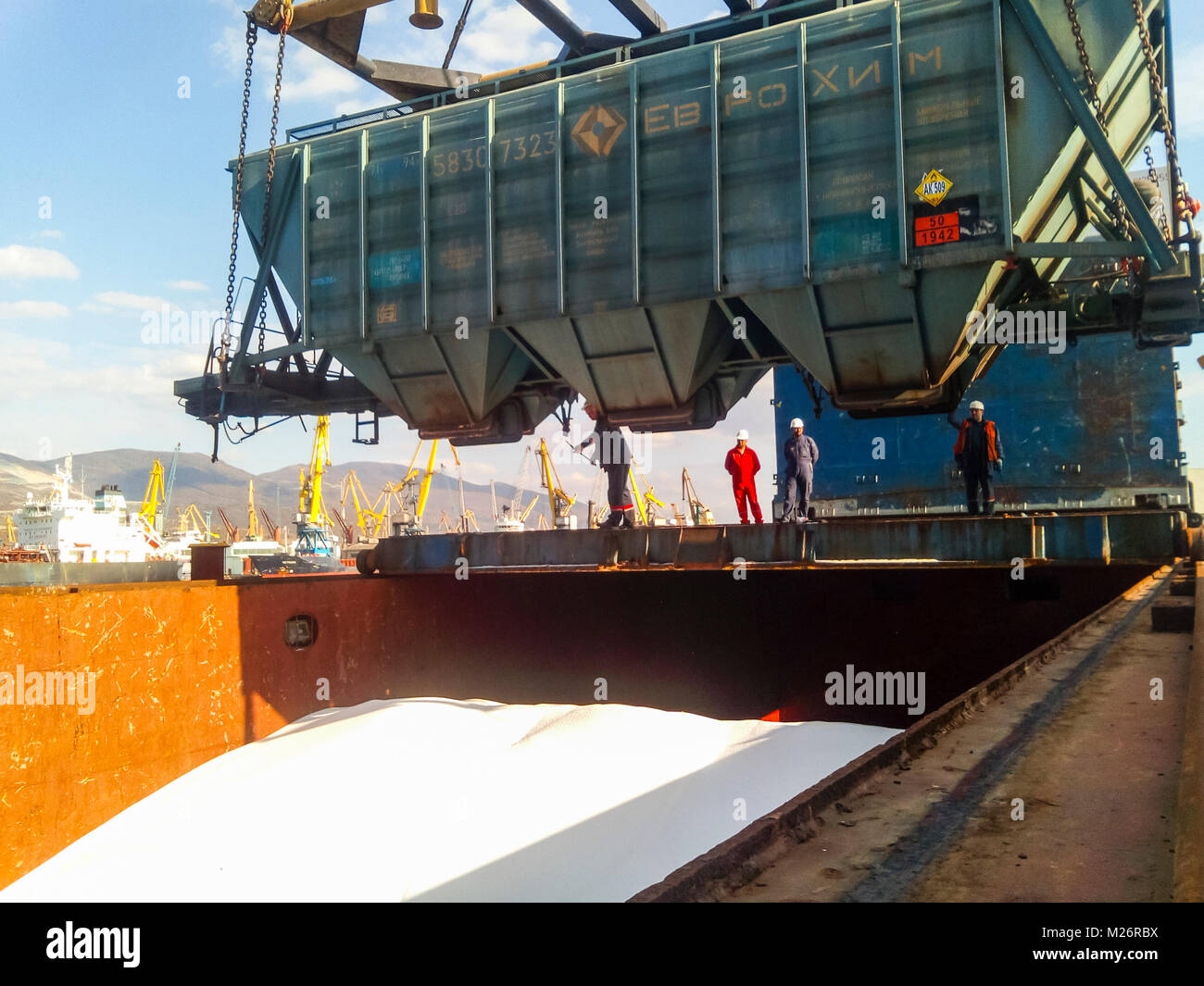 Hopper car unloading hi-res stock photography and images - Alamy