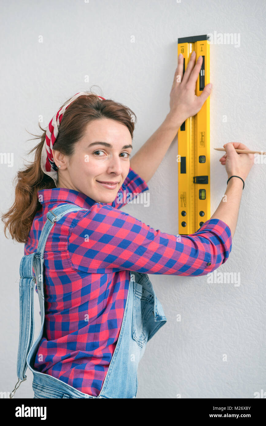 Using a spirit level hi-res stock photography and images - Alamy