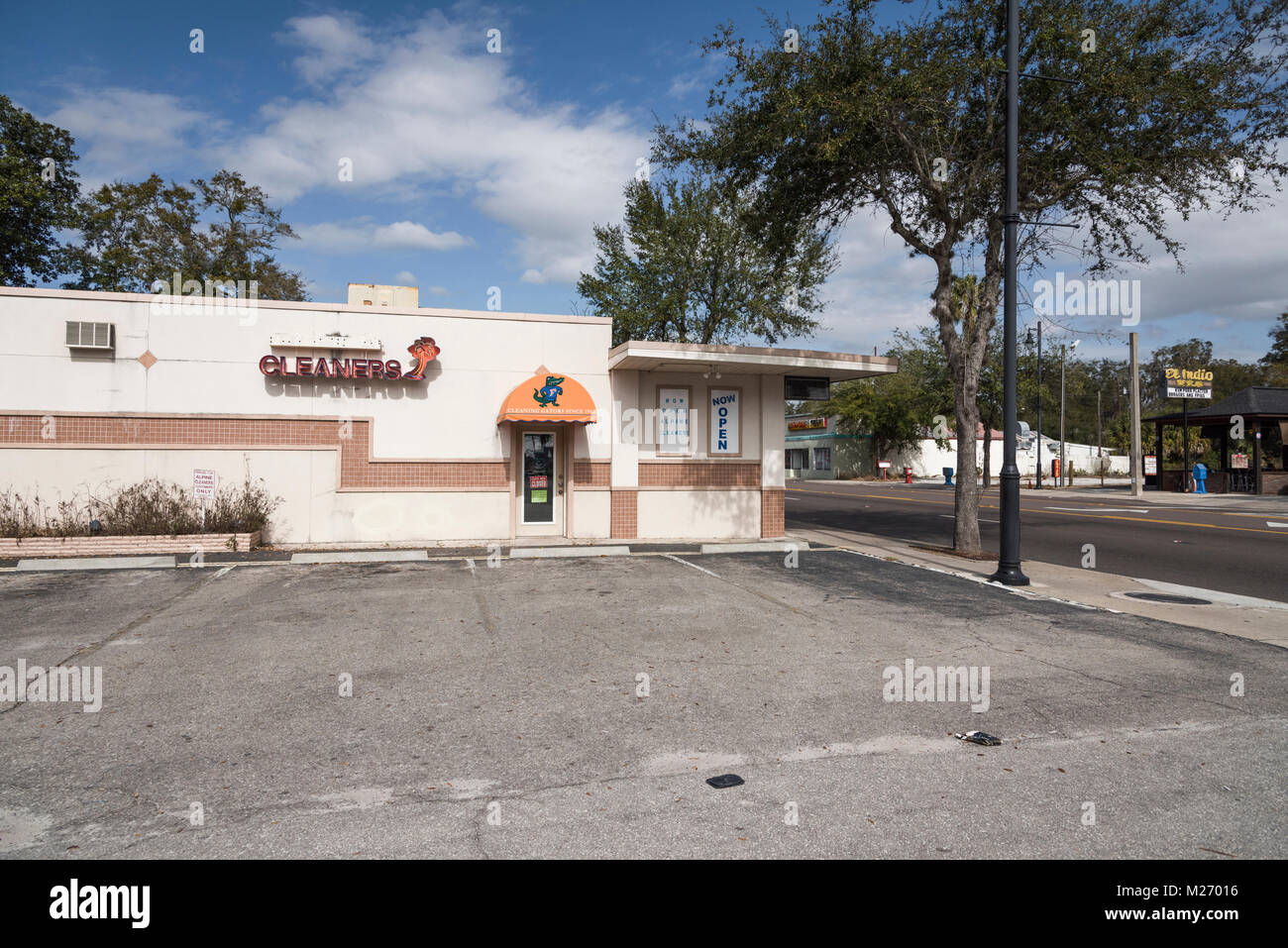 Dry cleaners storefront hi-res stock photography and images - Alamy