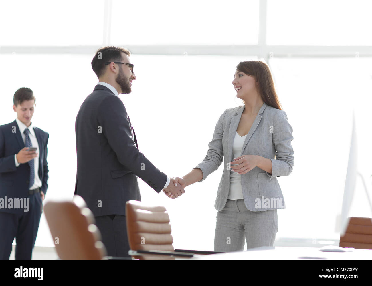 welcome handshake Manager and the client Stock Photo - Alamy