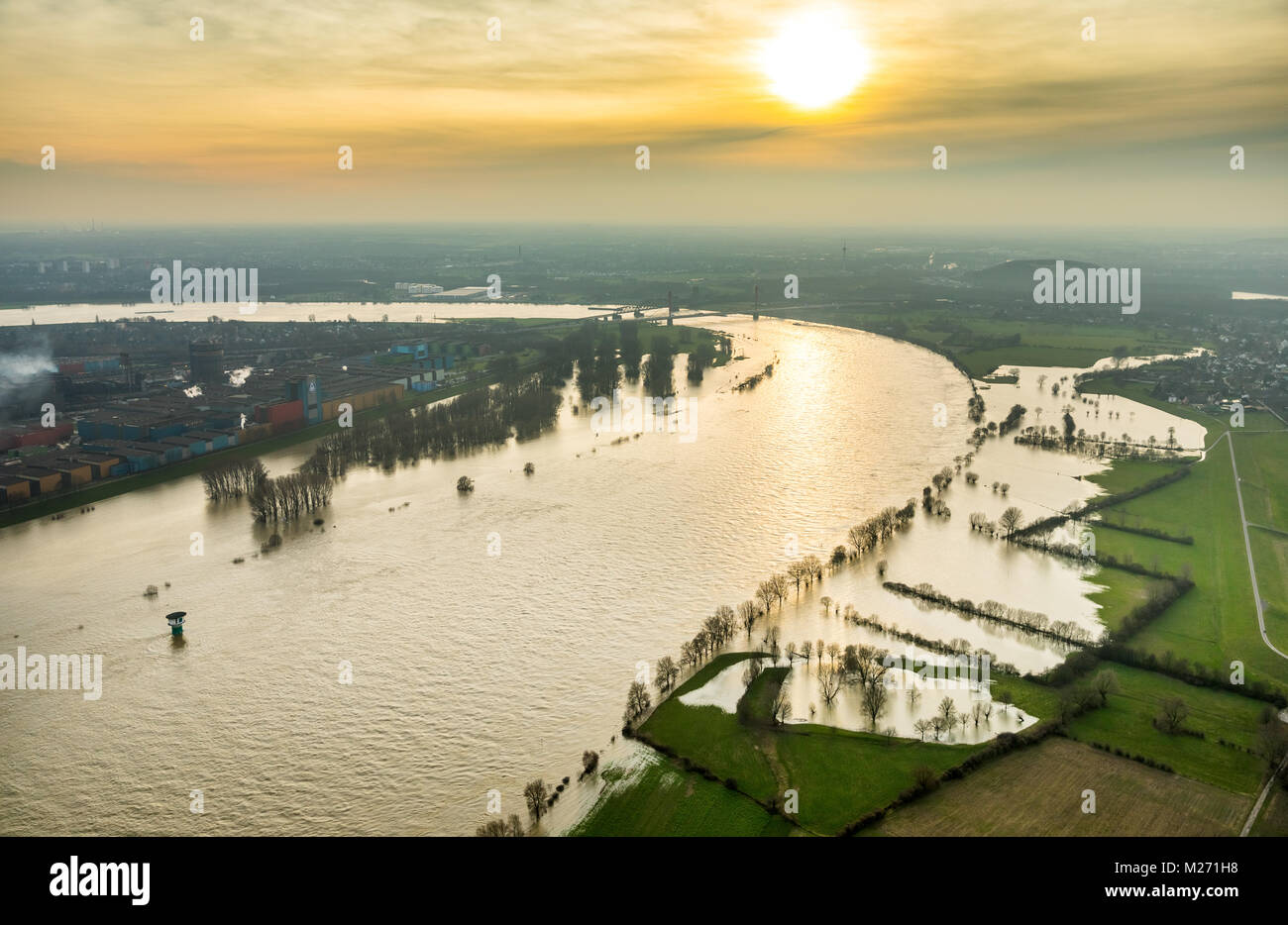Rhine flood downstream of Beeckerwerth, Rhine flood between Duisburg ...