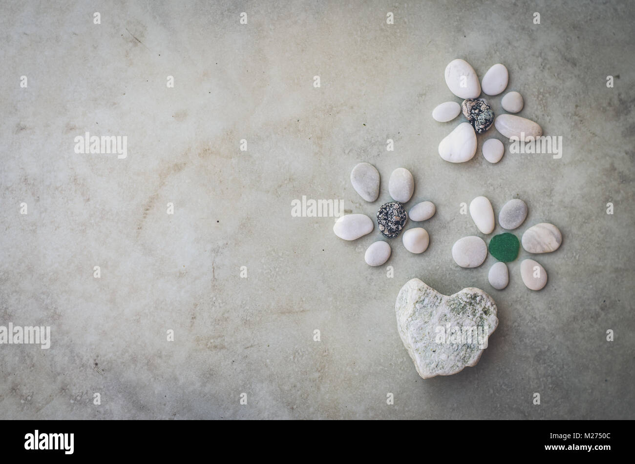 flowers from pebbles ideas Stock Photo - Alamy