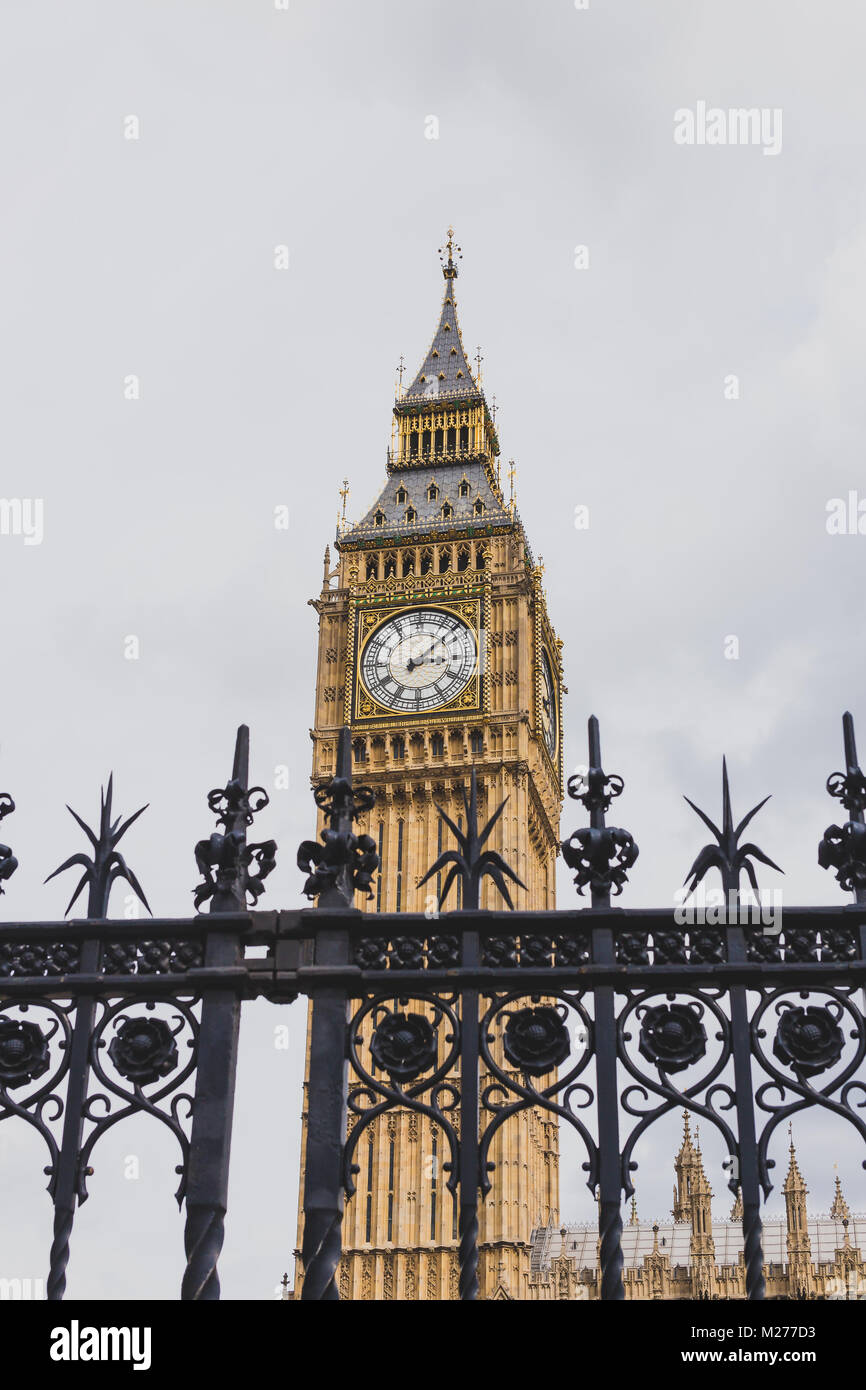 Big ben clock tower and parliament building behind london uk hi-res ...