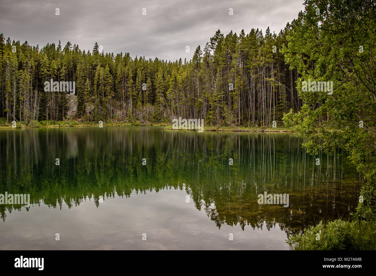 Hector lake hi-res stock photography and images - Alamy