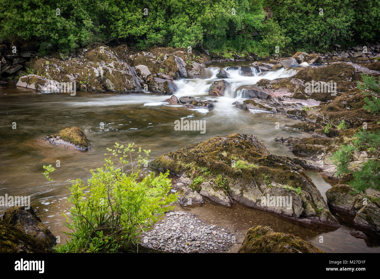 River flowing over rocks cascade hi-res stock photography and images ...