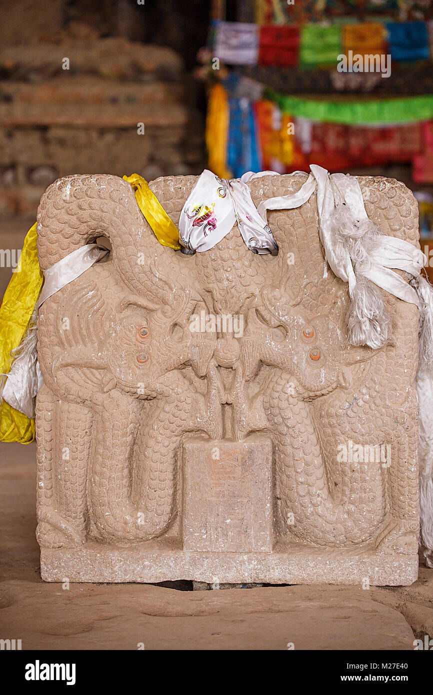 Dragon gate grottoes or longmen caves hi-res stock photography and ...