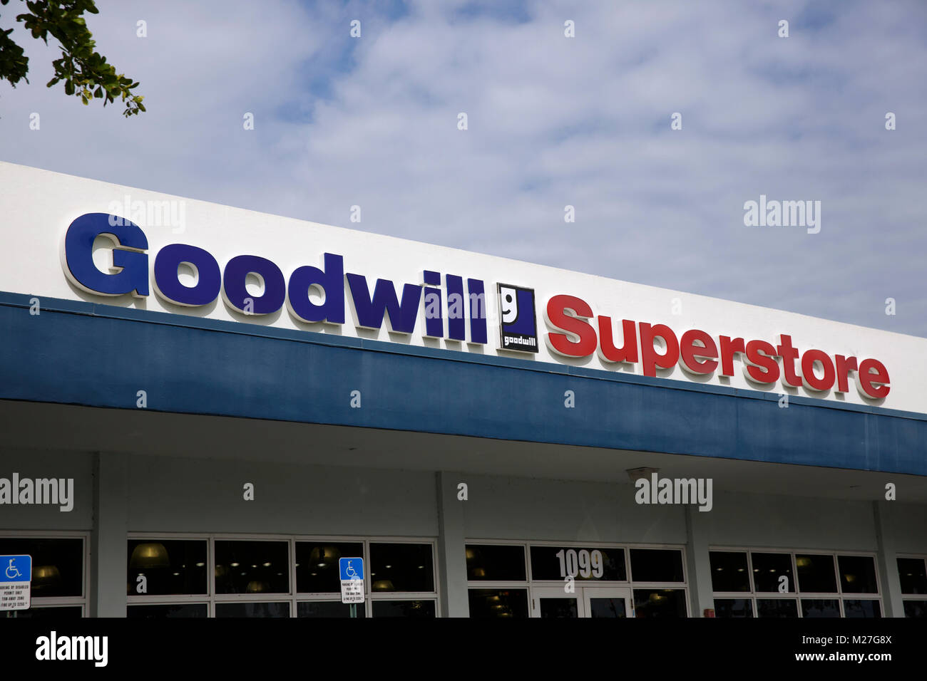 Goodwill Second Hand Store Stock Photo Alamy goodwill-second-hand-store-stock-photo-alamy