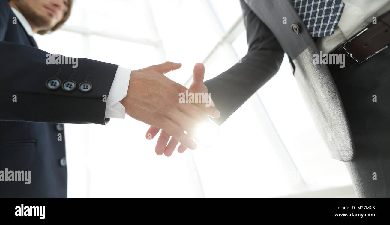 Two business men going to make handshake Stock Photo - Alamy