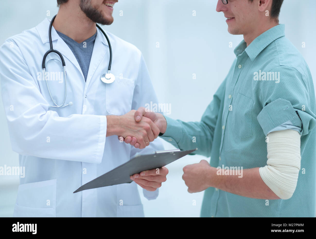 doctor congratulating the patient with recovery Stock Photo - Alamy