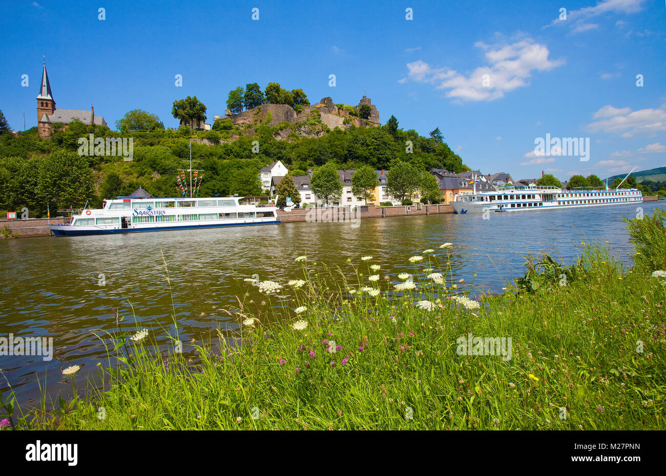 Burganlage am Saarufer, Ausflugschiffe auf der Saar, evangelische Kirche, Saarburg an der Saar ...