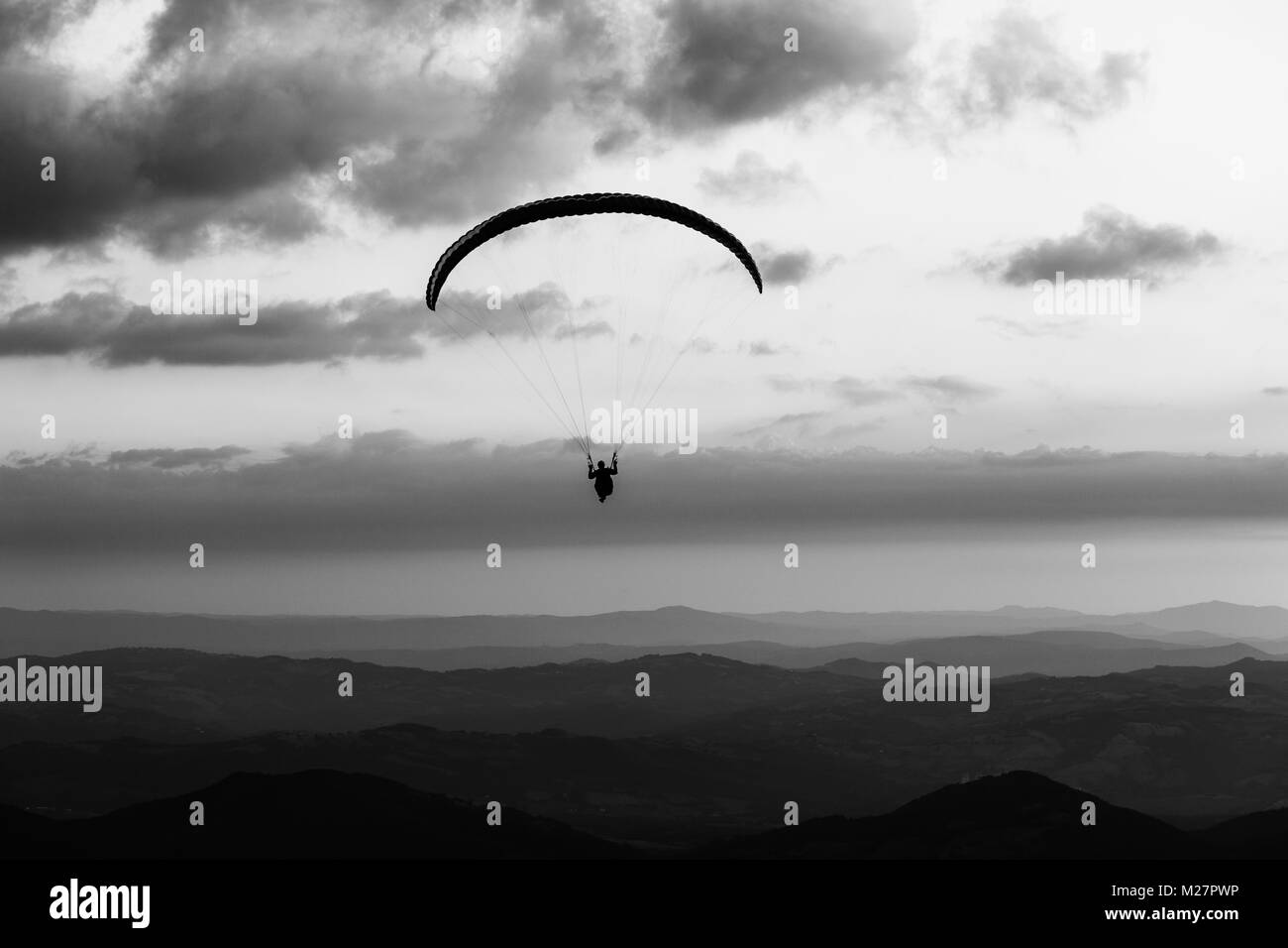 Para glider gliding glide Black and White Stock Photos & Images - Alamy
