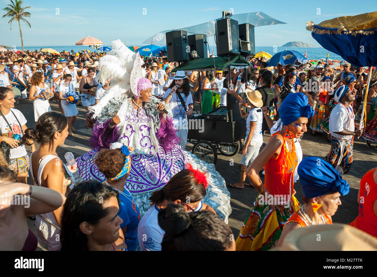 Rio De Janeiro February 28 2017 Young Brazilians In Costume Enjoy A 8116