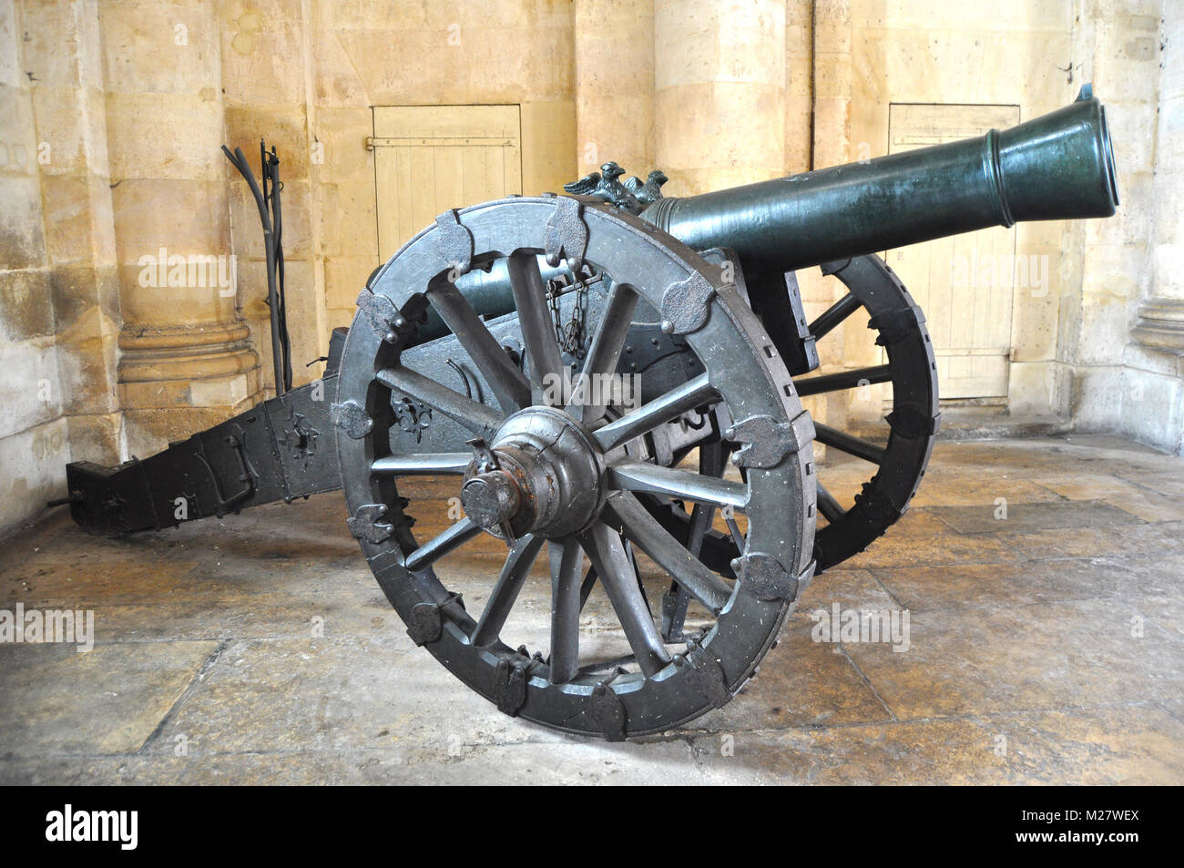 Cannon of paris hi-res stock photography and images - Alamy