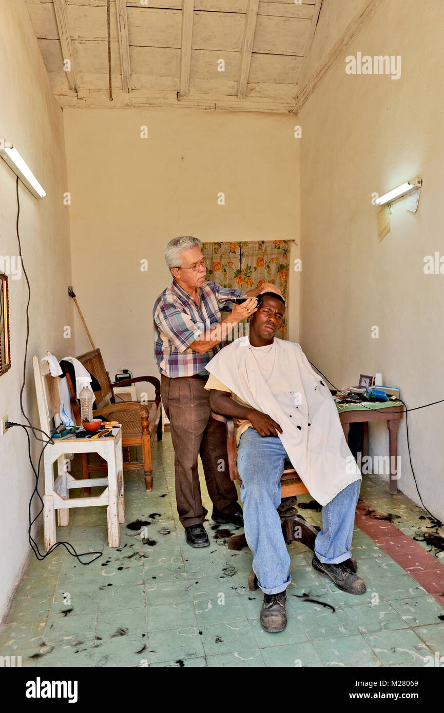 Cuban barber hi-res stock photography and images - Alamy