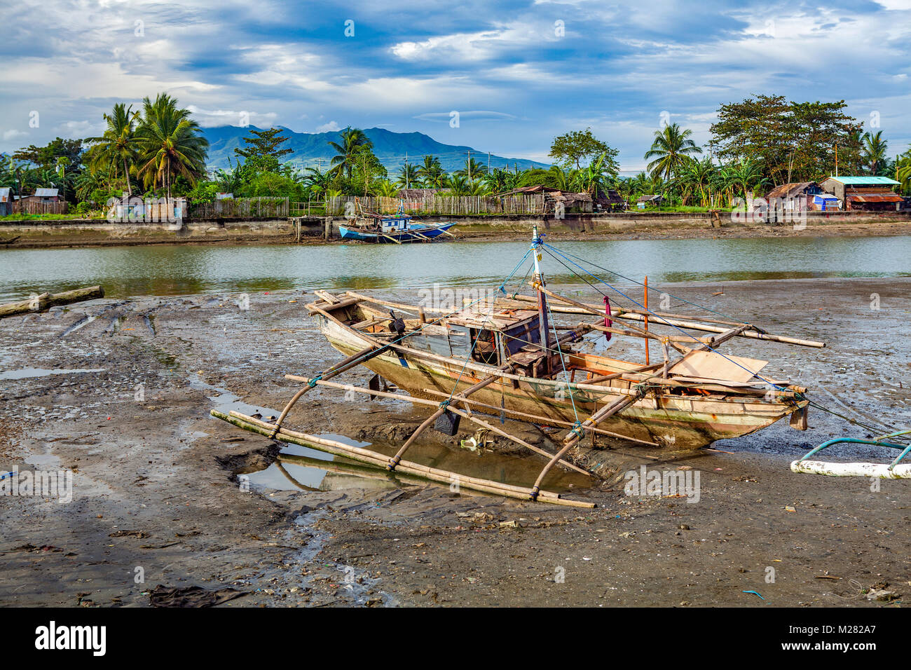Outrigger canoe philippines hi-res stock photography and images - Alamy