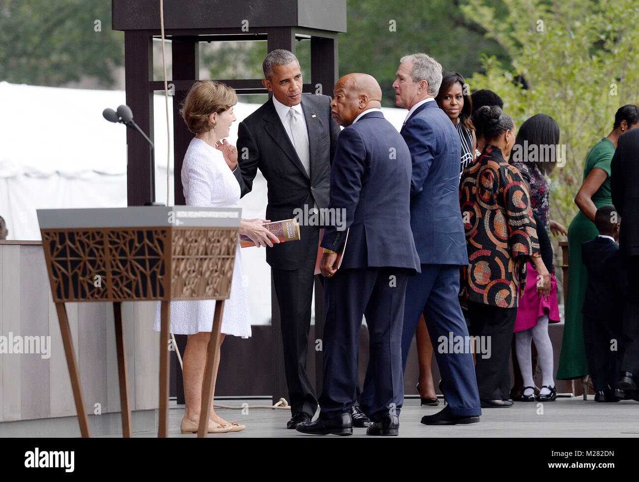 (L to R) : Former First Lady Laura Bush, United States President Barack ...