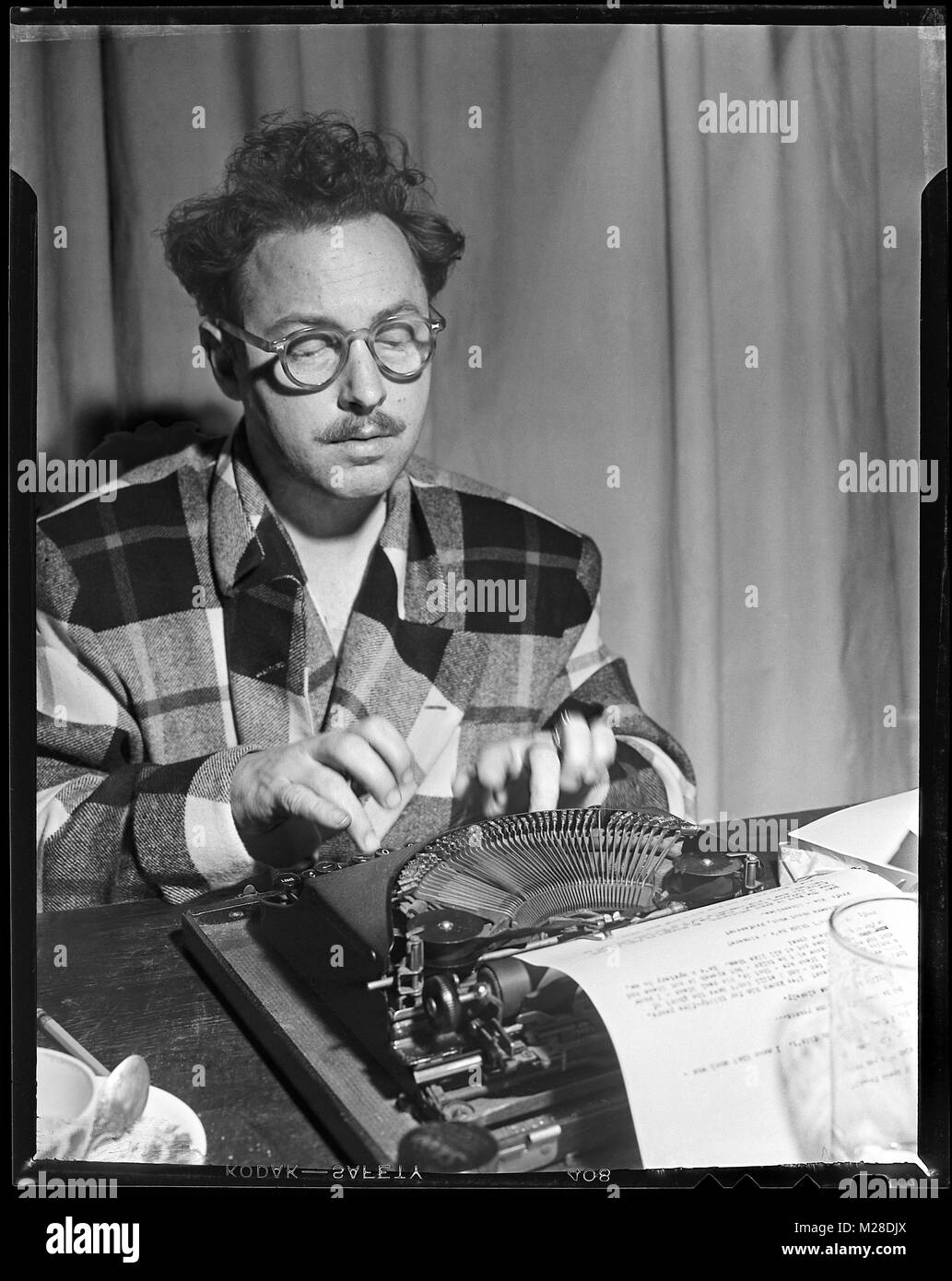 Tennessee Williams working at his typewriter in 1946. American ...