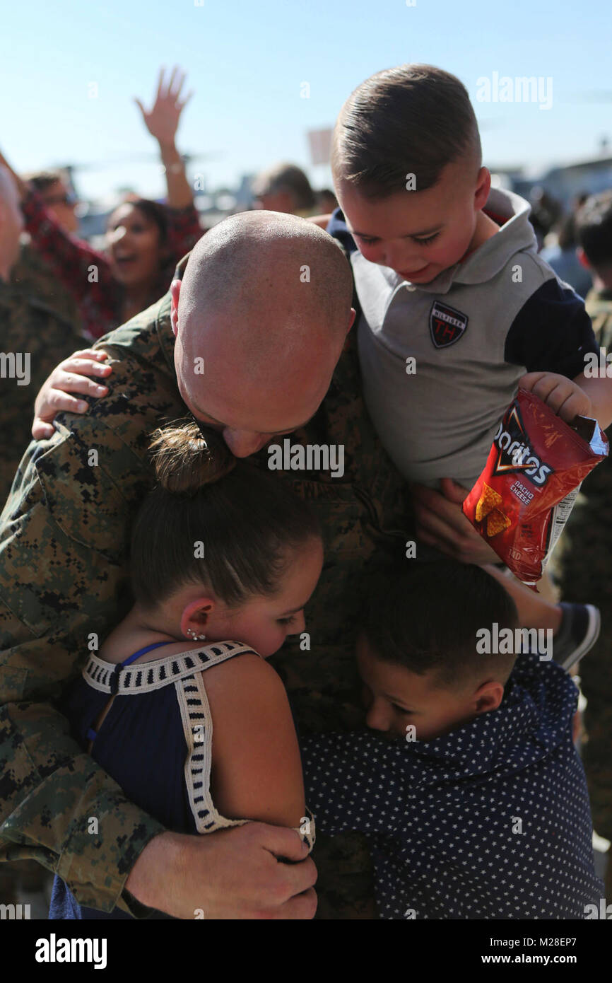 Family members greet their loved ones from Marine Medium Tiltrotor ...