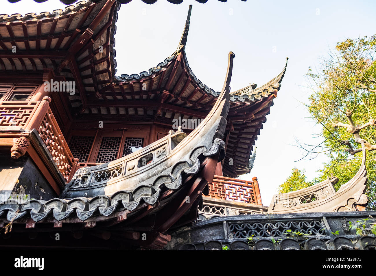 Yu Yuan Garden - Oriental Rooftop - anglular roof Stock Photo - Alamy