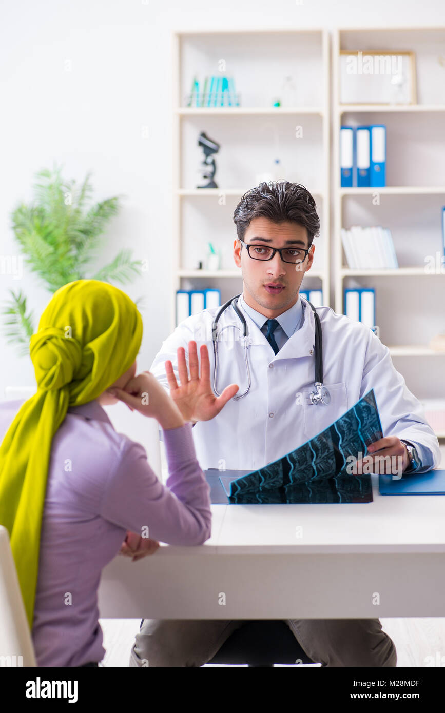 Doctor talking to cancer patient in hospital Stock Photo - Alamy