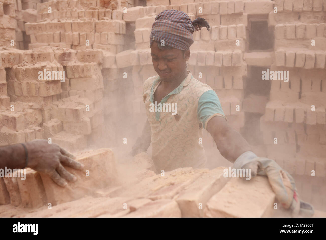 Dhaka, Bangladesh. 5th Feb, 2018. Seasonal brick field laborer works on ...