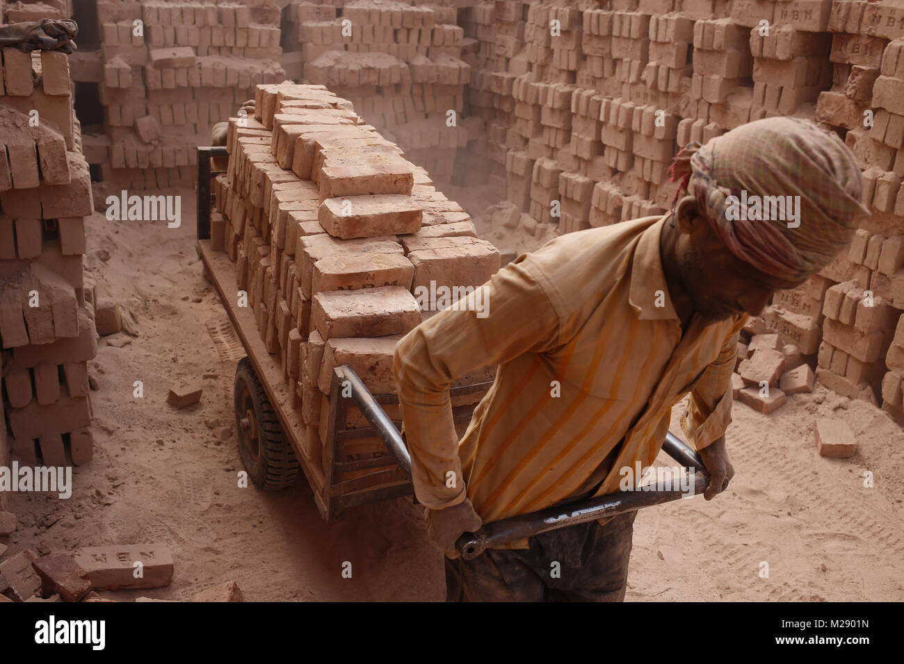 Dhaka, Bangladesh. 6th Feb, 2018. A Seasonal brick field laborer drags ...