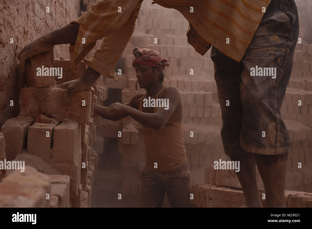Dhaka, Bangladesh. 6th Feb, 2018. Seasonal brick field laborer works on ...