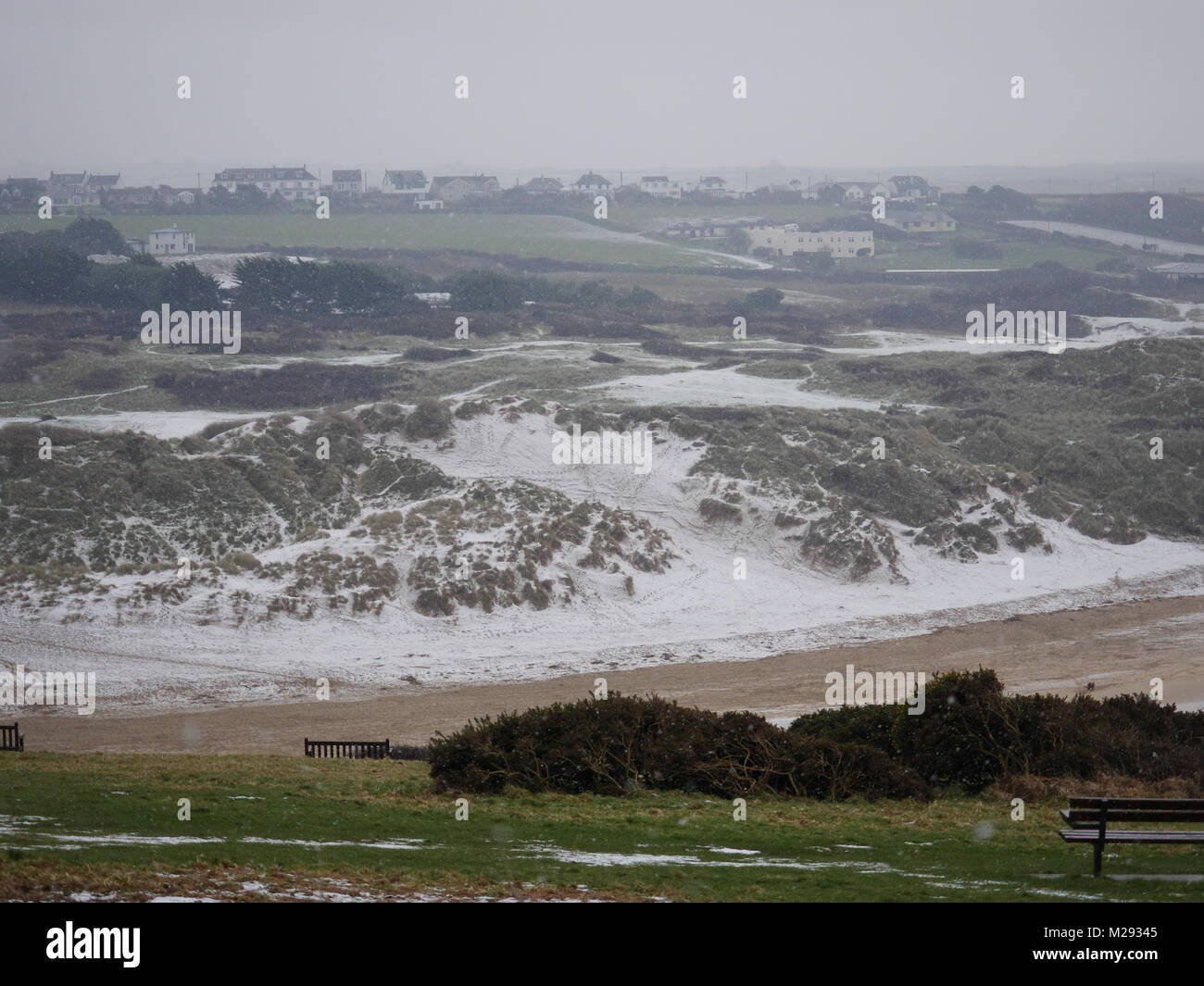 Newquay, Cornwall, UK. 6th February, 2018. Unusually heavy snow falls ...