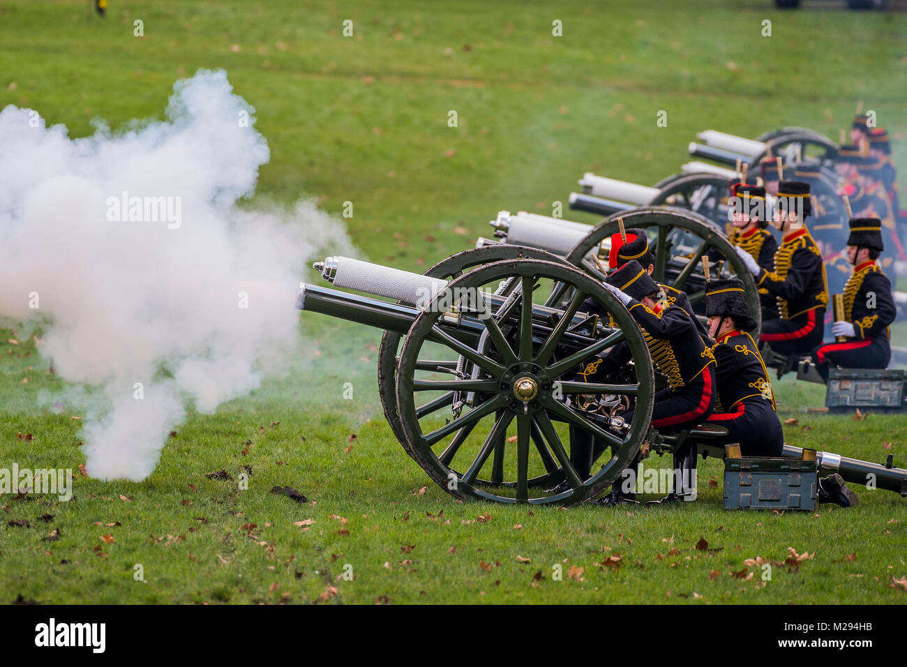 Buckingham palace on fire hi-res stock photography and images - Alamy