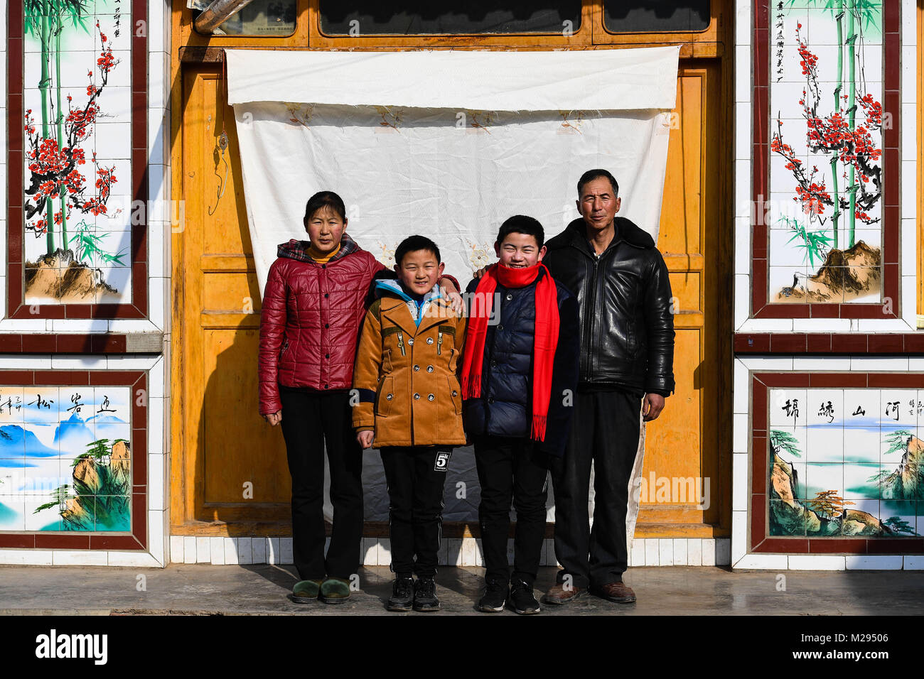 Chinese family pose chinese new hi-res stock photography and images - Alamy
