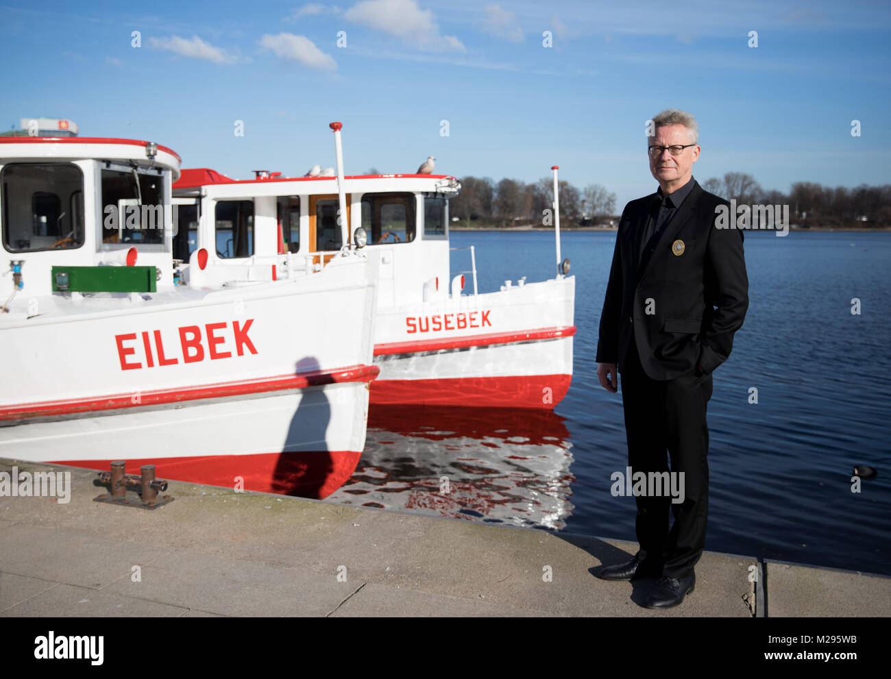 The new "Ehren-Alster-Schleusenwaerter" (lit. "honorary lock attendant ...