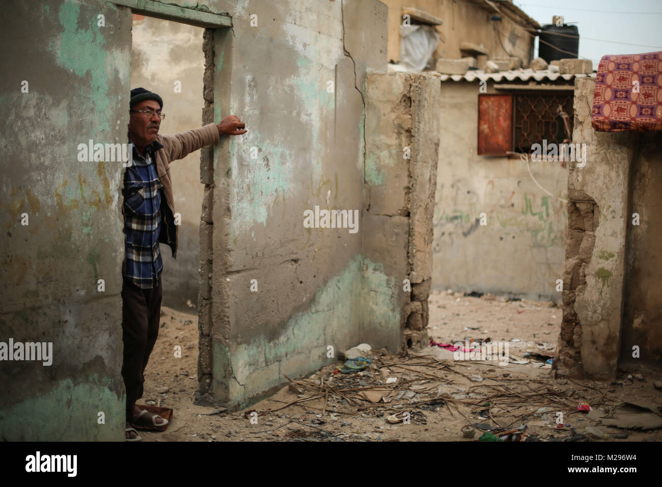 Gaza City, The Gaza Strip, Palestine. 6th Feb, 2018. A Palestinian man ...