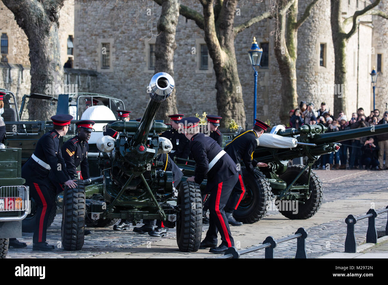 The british l118 light gun hi-res stock photography and images - Alamy