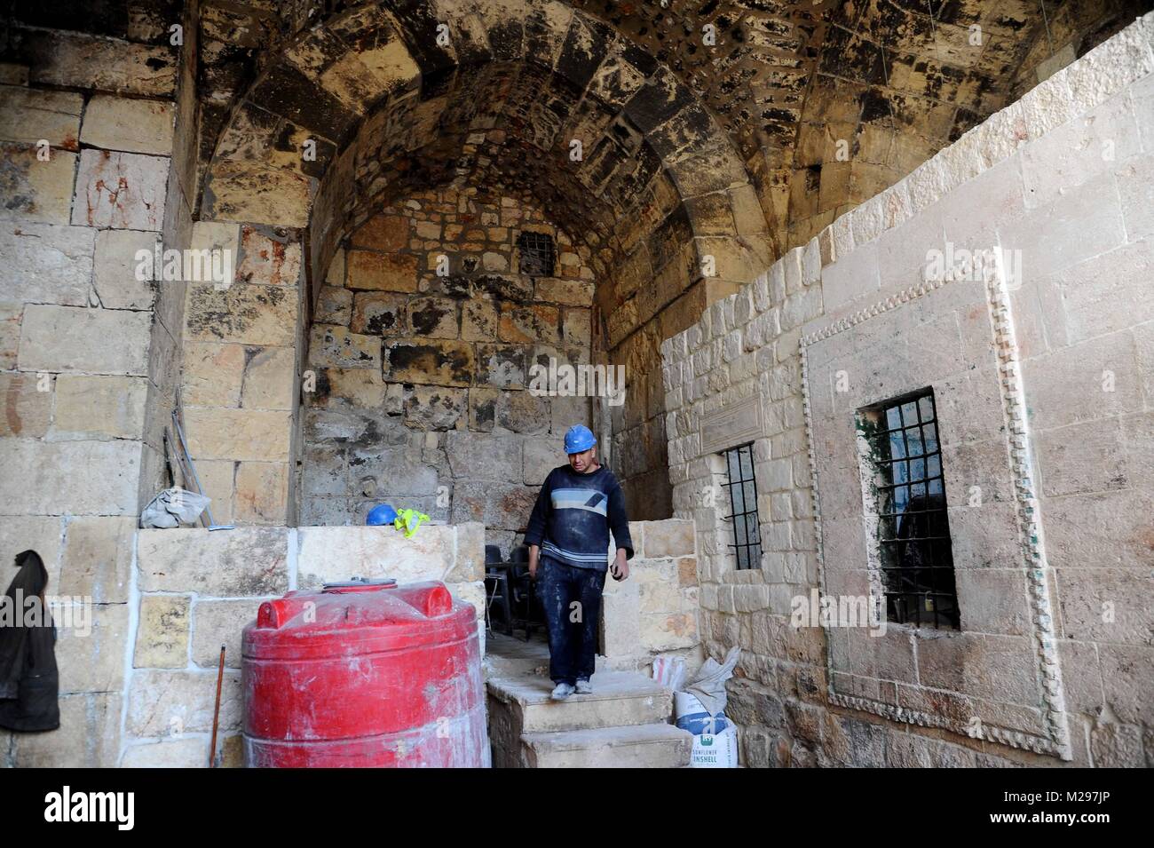 Syrian people affected by war hi-res stock photography and images - Alamy